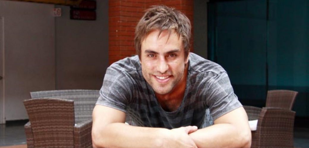 Álvaro Gómez se lució posando con un vestido rojo — FMDOS