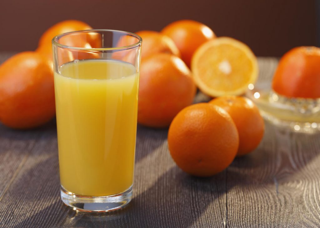 10 razones para tomar jugo de naranja a diario