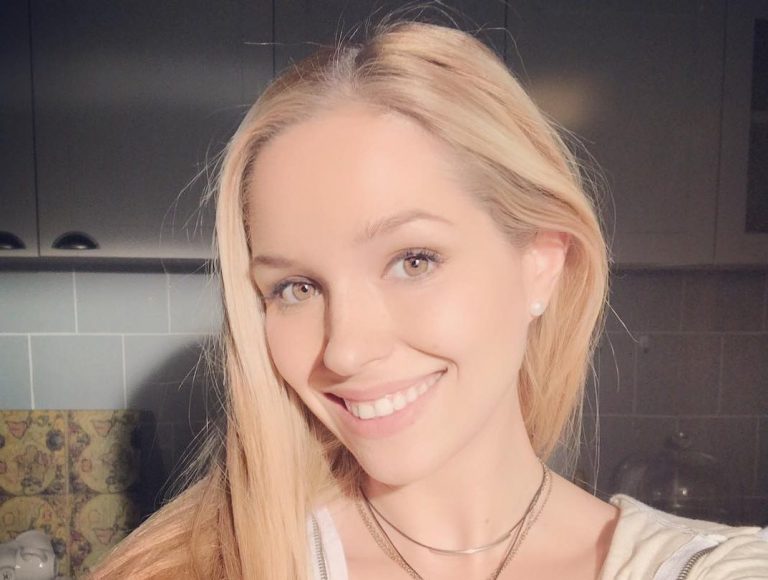 Nicole Block impactó con traje rojo de encaje en inauguración del Sanfic