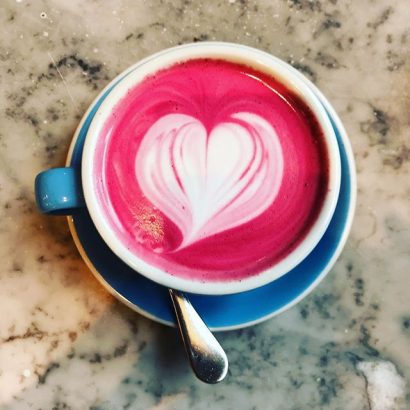 ¿Un café rosa? Descubre de qué se trata esta dulce tentación