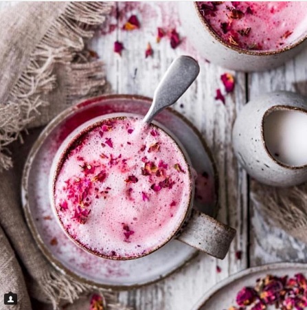 ¿Un café rosa? Descubre de qué se trata esta dulce tentación