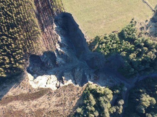 Impactantes imágenes dejan al descubierto enorme socavón en Chiloé