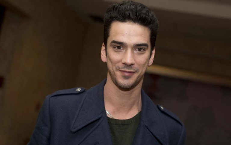 Actor Íñigo Urrutia sorprende con fotos desnudo bajo la lluvia