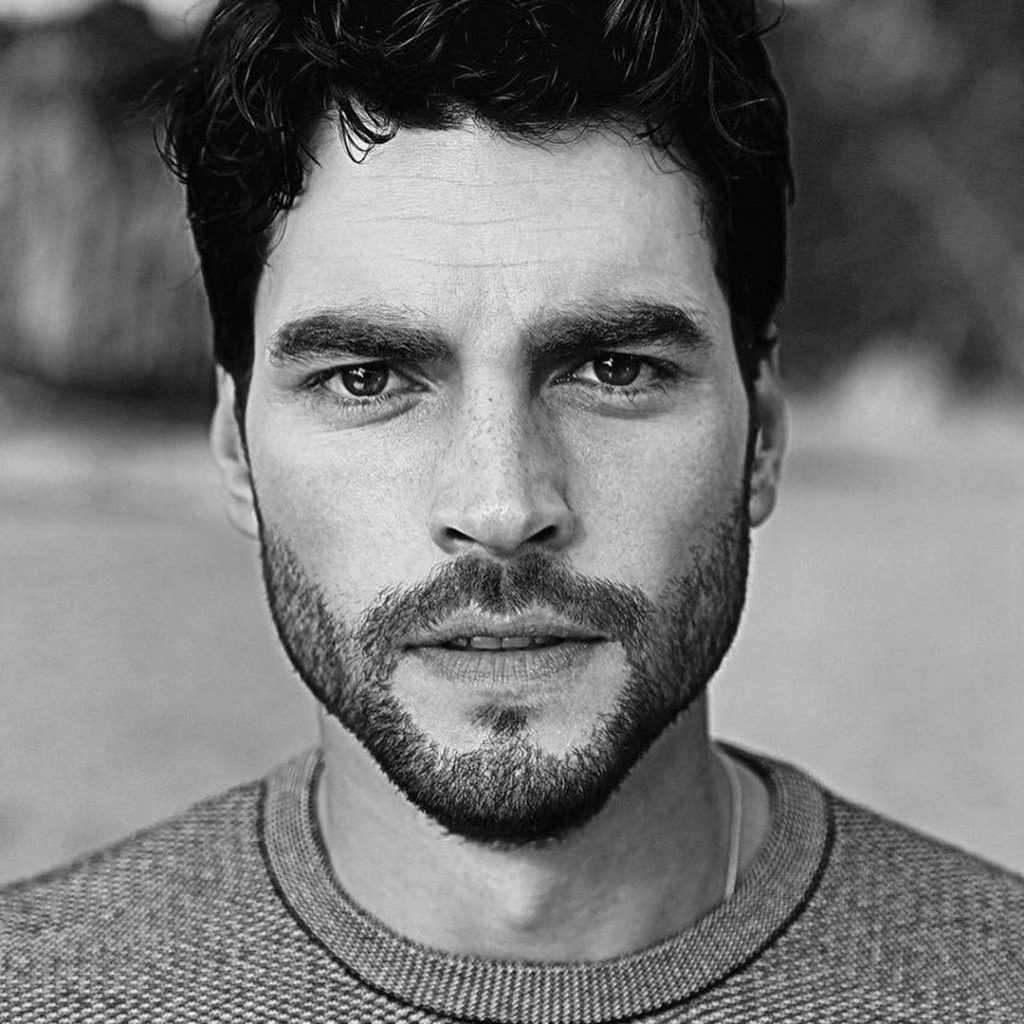 Conoce a Akin Akinözü, el "Christian Grey" de Turquía