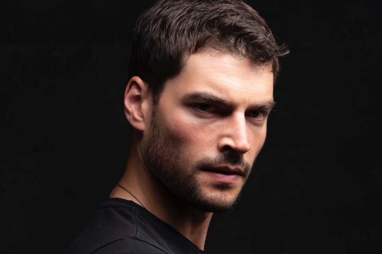 Conoce a Akin Akinözü, el "Christian Grey" de Turquía