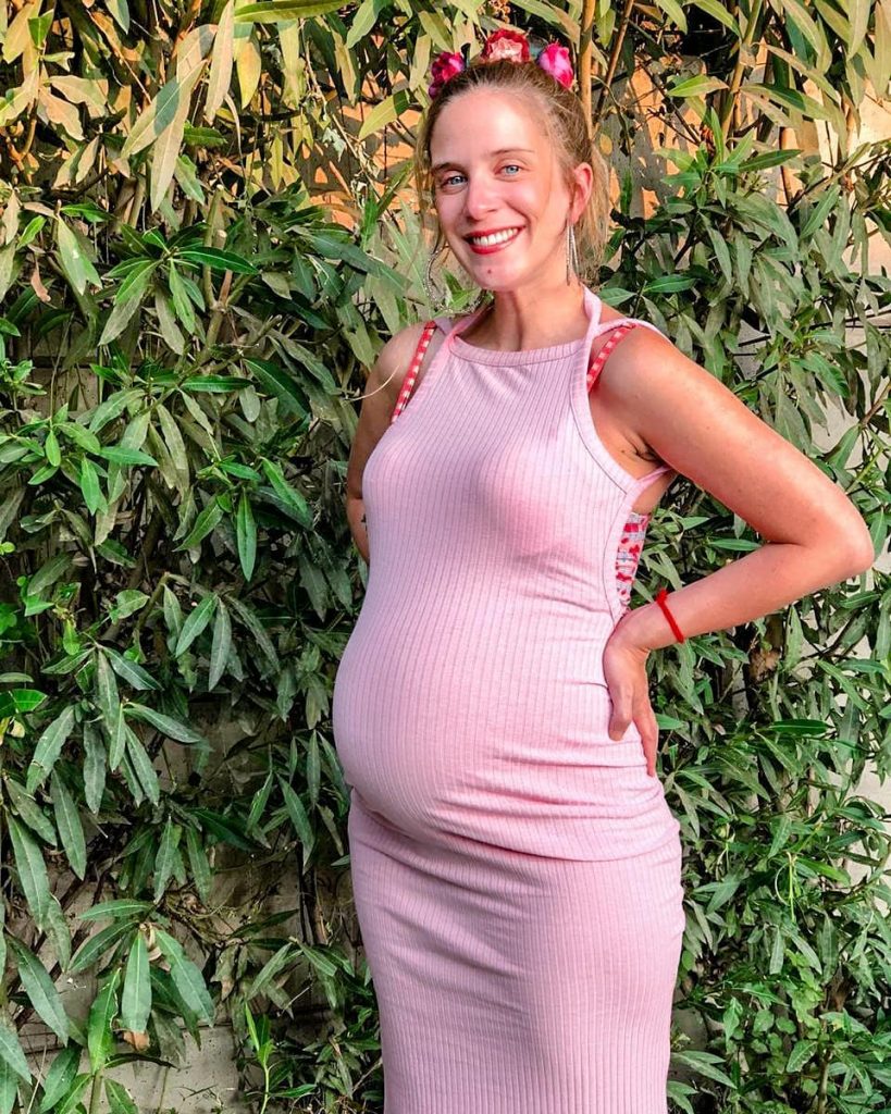 Alison Mandel lució su pancita de embarazo con bikini diseñado por ella