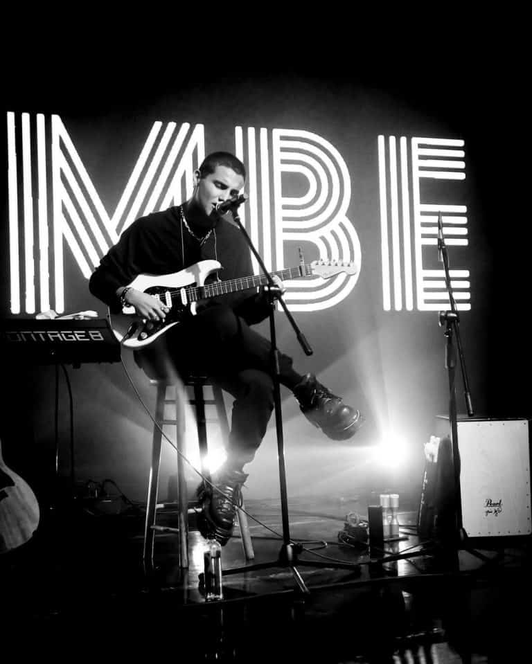 Conoce a Humbe, el cantante mexicano que lanzó su single "El poeta"