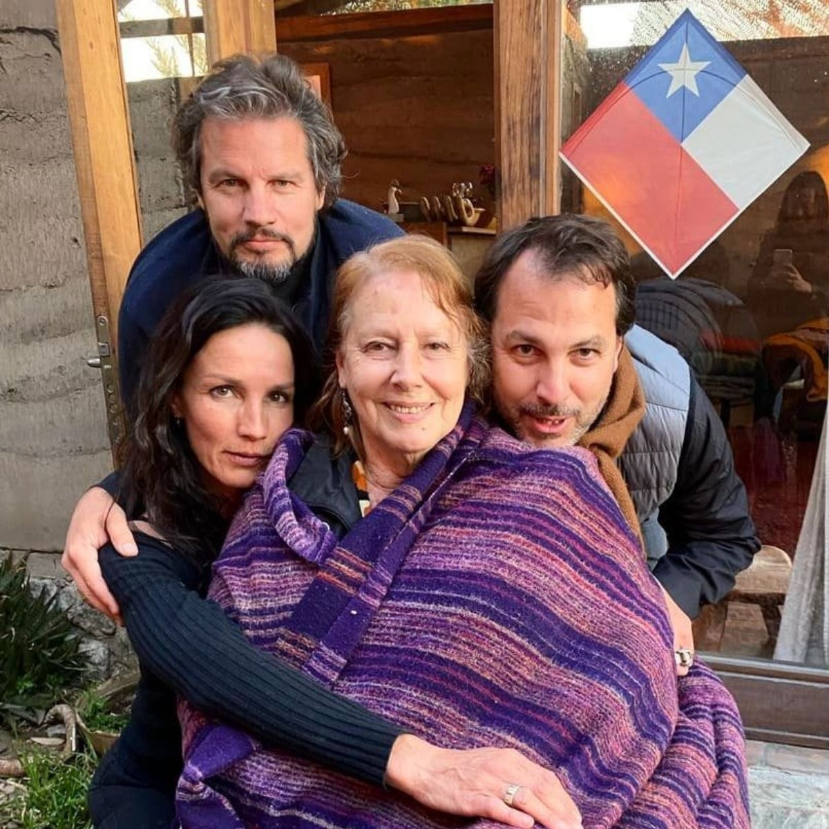 Ángela Contreras reapareció en una foto junto a su hermano el «Dr. File»