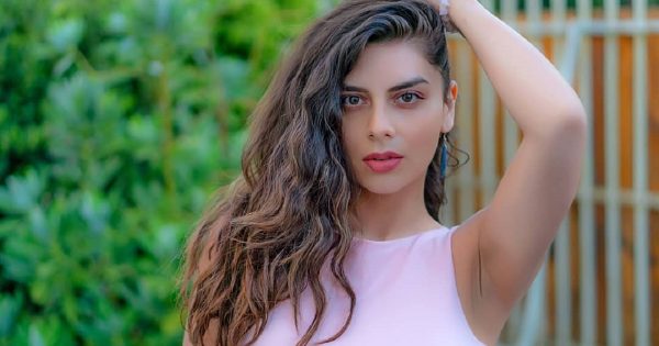 Kathy Contreras saca aplausos con desnudo en la naturaleza