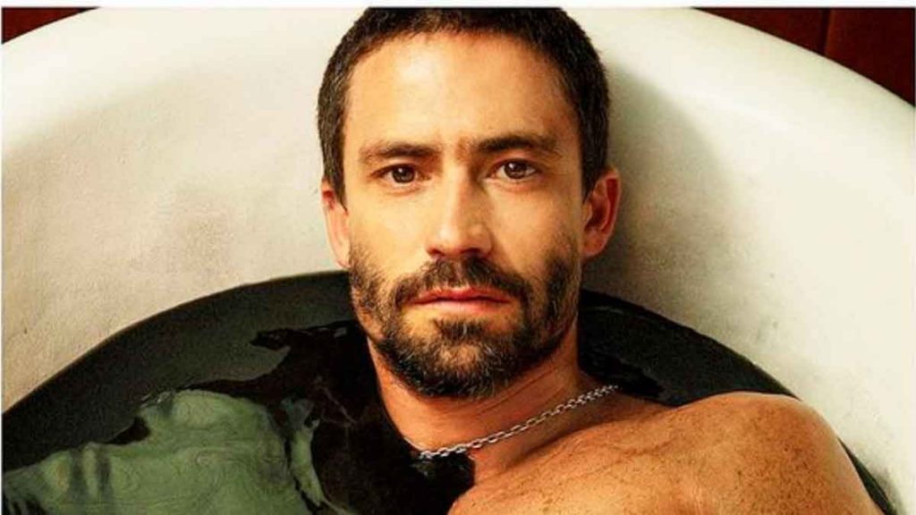 Tiago Correa sorprendió con look: Llegó con falda a importante premiación