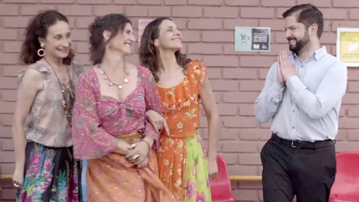 Personajes de «Romané» serán parte de la franja de Gabriel Boric