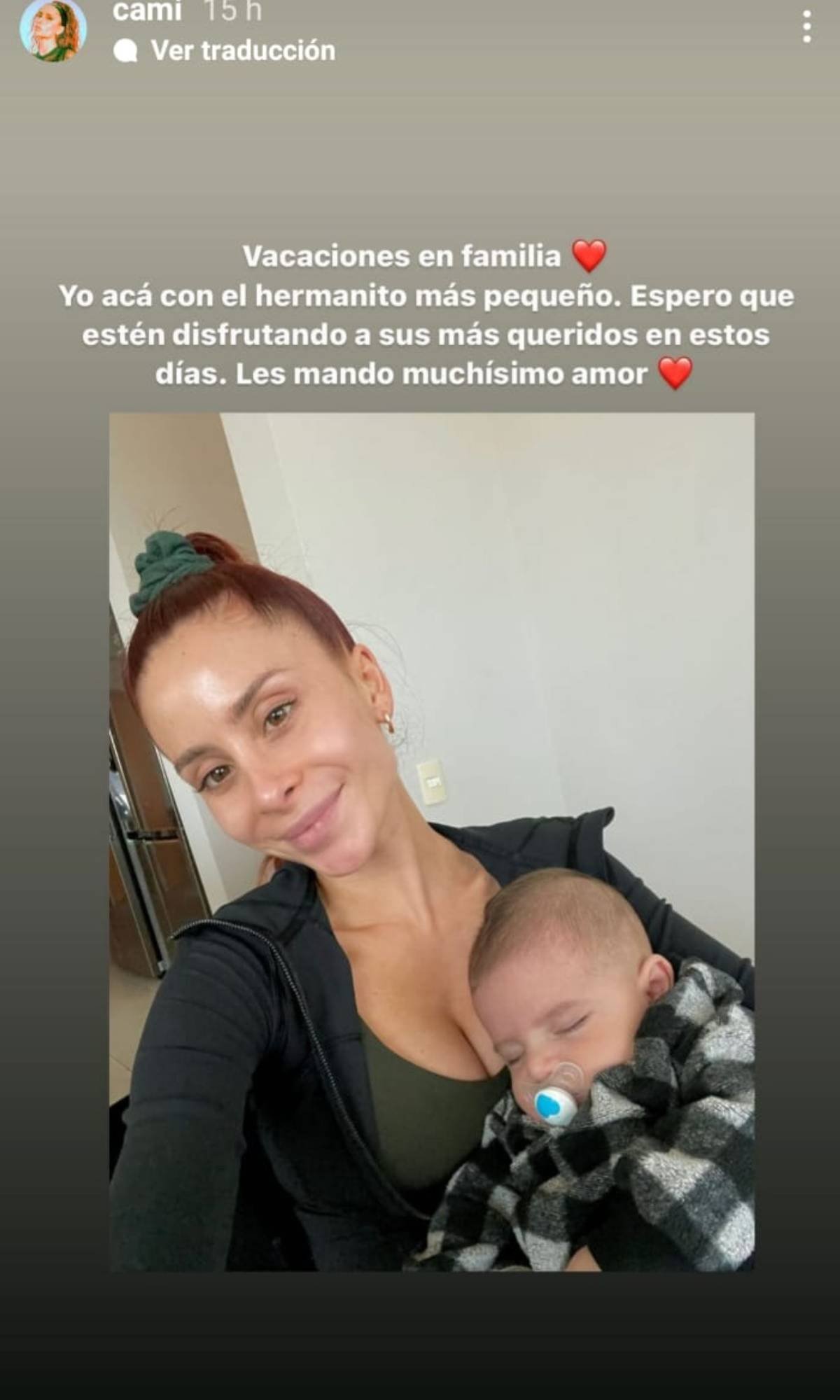 Cami comparte esta Navidad con su hermanito menor