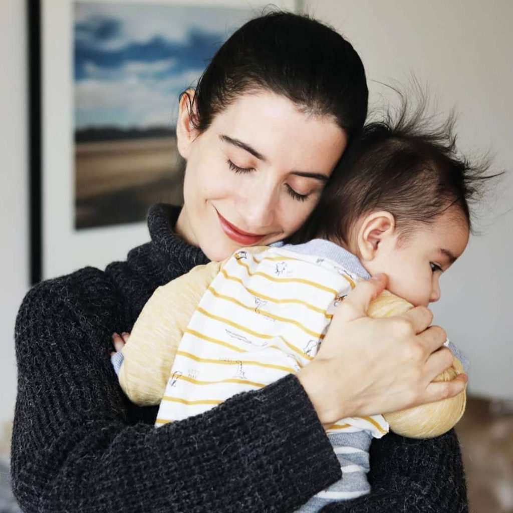 La maternidad de Lucy Cominetti durante la pandemia