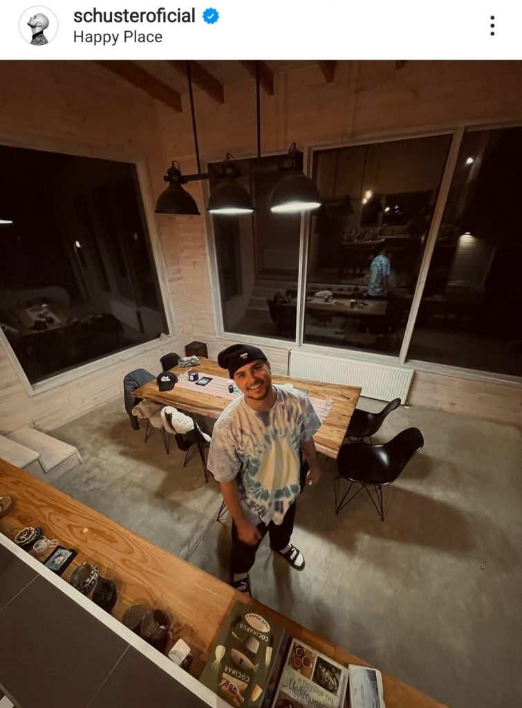 Augusto Schuster pasa los días junto a una bella joven en Tunquén