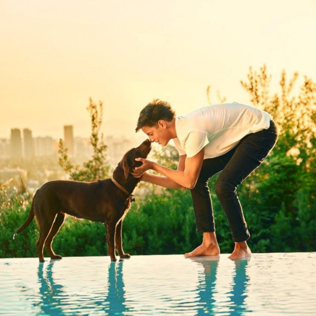 Habló el estilista de Máximo Menem sobre el particular estilo del joven