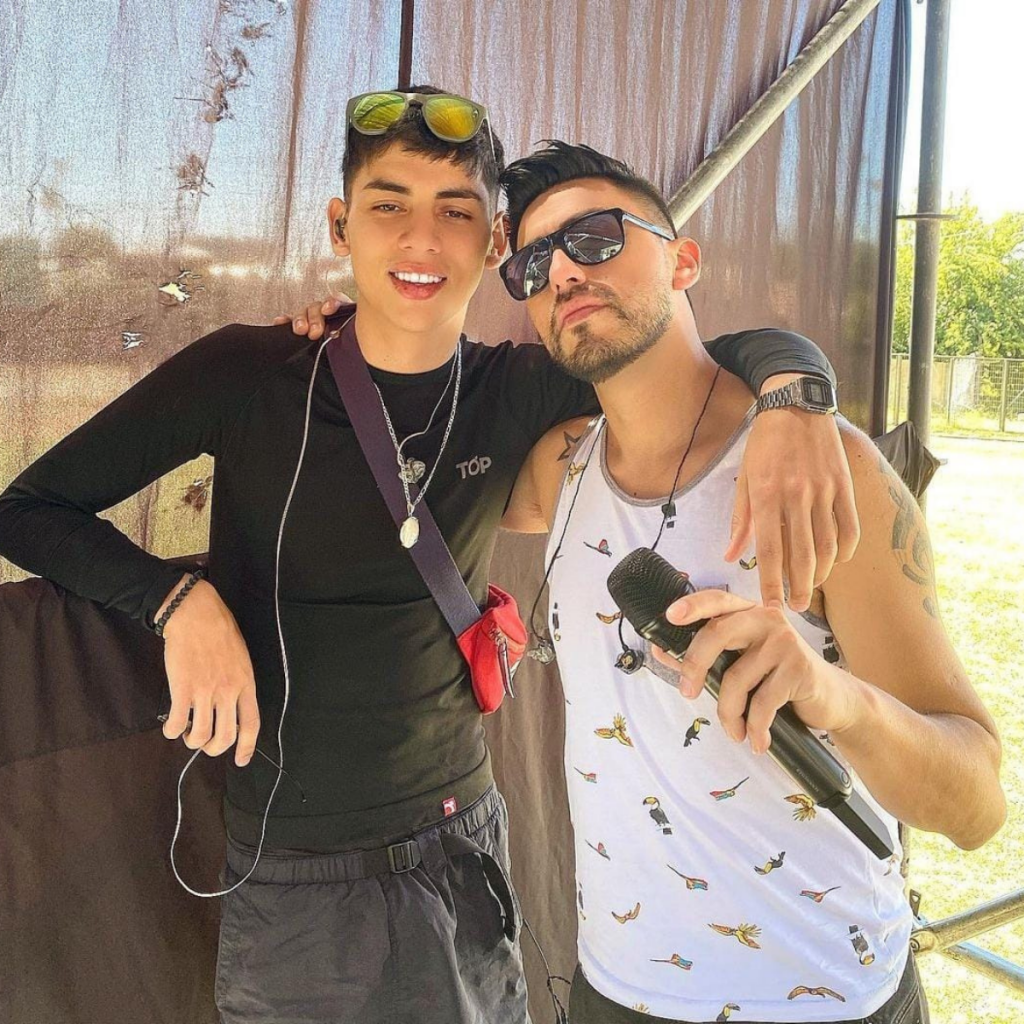 Kanela subió a su hijo Bastián al escenario y ambos se llenaron de elogios