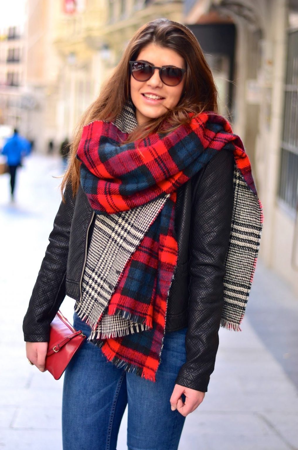 Maxi bufandas: ¿Cómo usarlas en tu look de invierno?