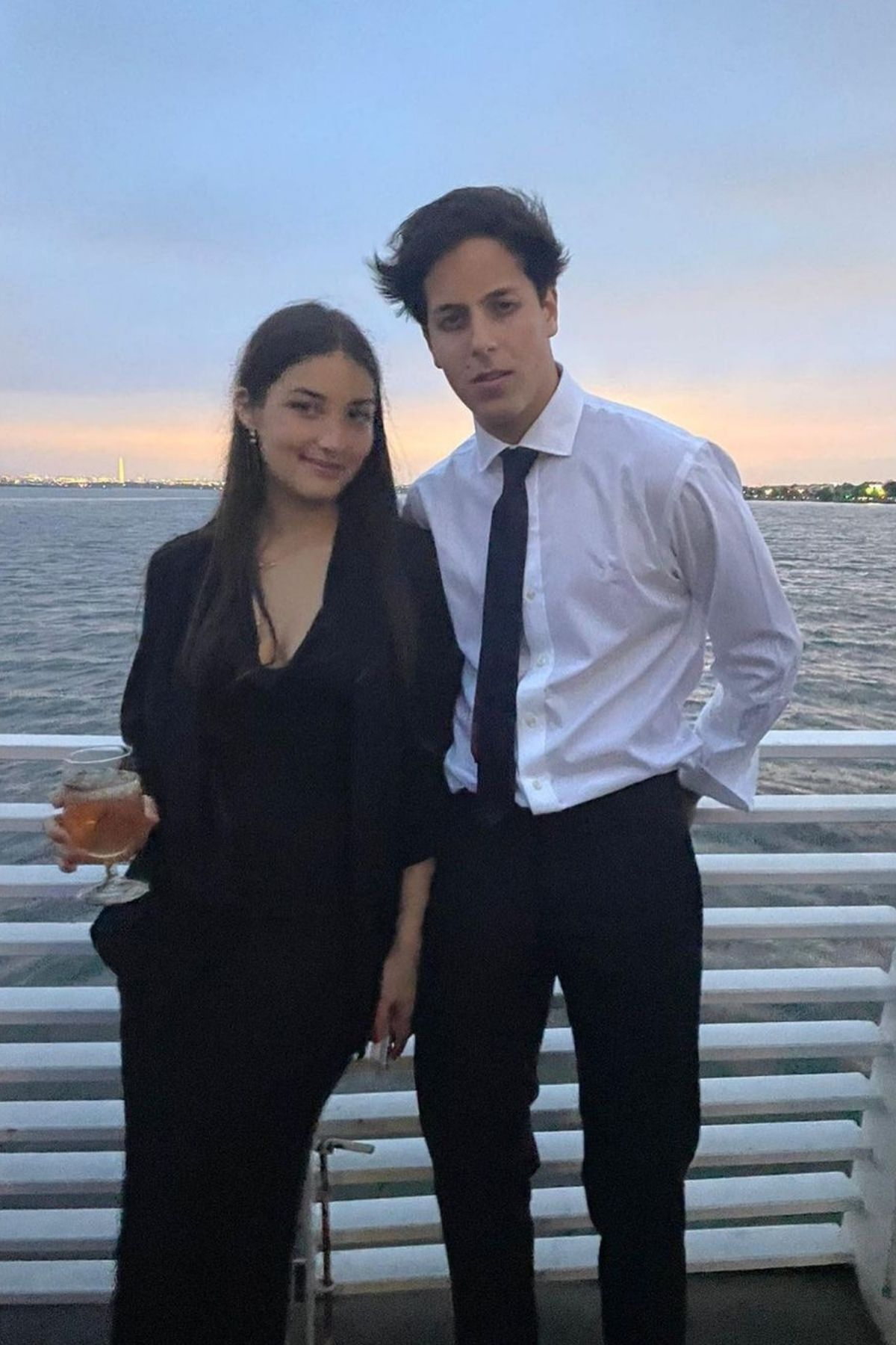 Máximo Menem se mostró bien acompañado en viaje a Washington D.C.