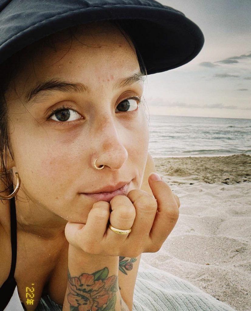 Denise Rosenthal deleita a sus seguidores con fotos al natural