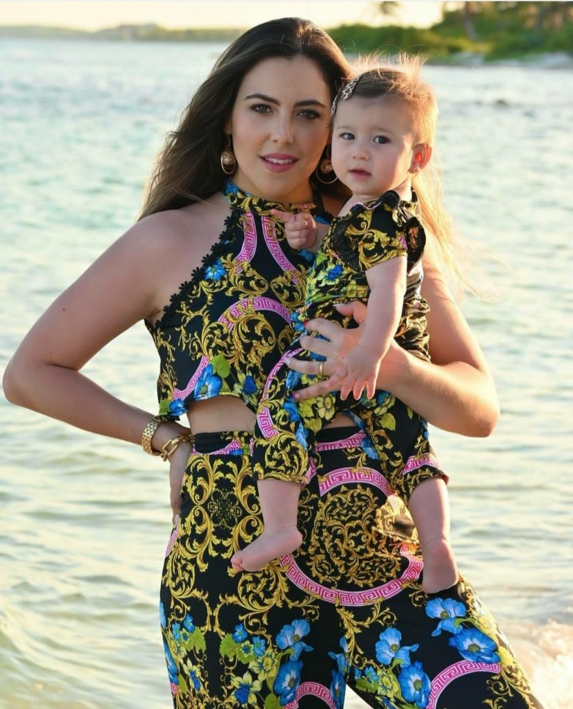 Gabriel Peralta y Michelle Yankelevich chochean con su hija desde México