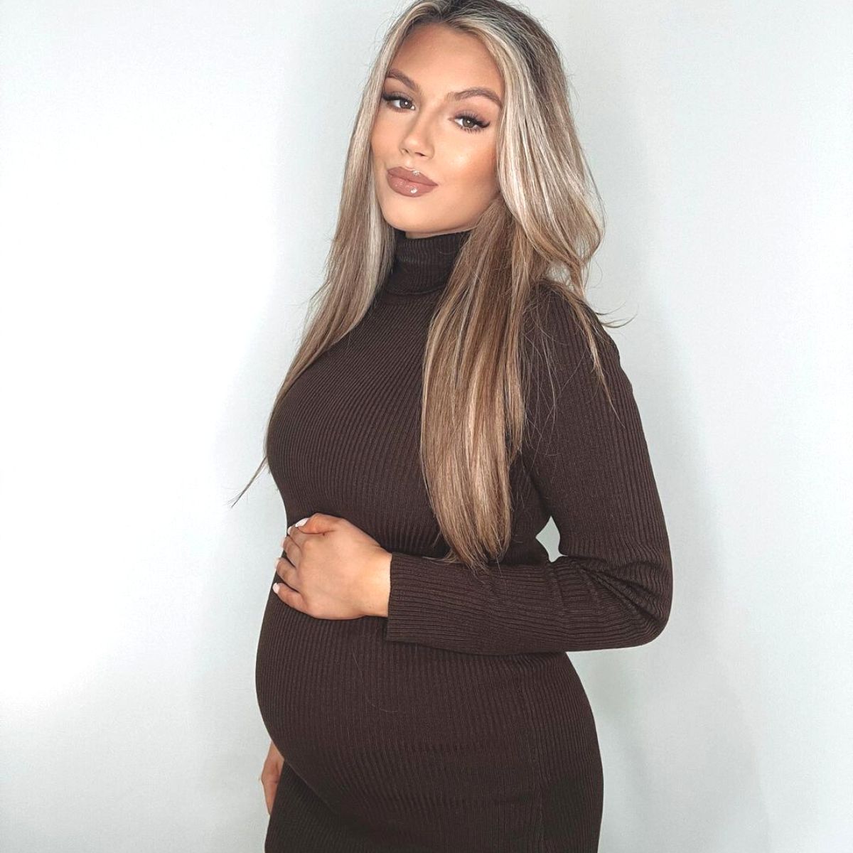 Kimberley Abbott, pareja de Ben Brereton, luce su avanzado embarazo en ...