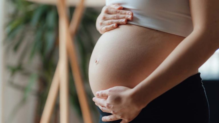 Gobierno propone extensión del post natal por 60 días más