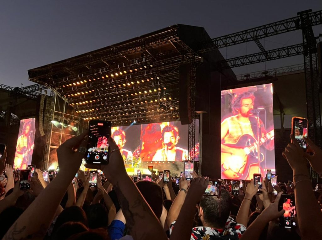 Harry Styles deslumbra en su regreso a Chile