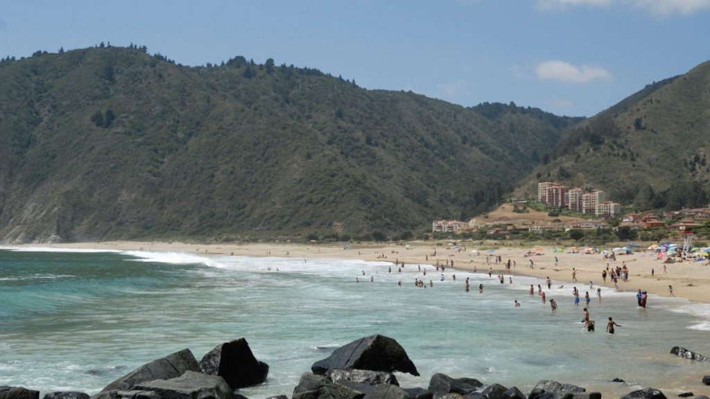 Cerros verdes, playa extensa y una cueva: el secreto mejor guardado de ...