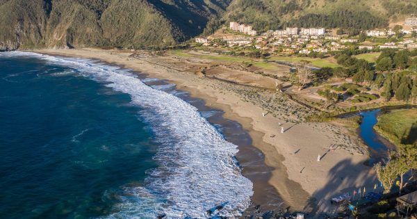Cerros verdes, playa extensa y una cueva: el secreto mejor guardado de ...