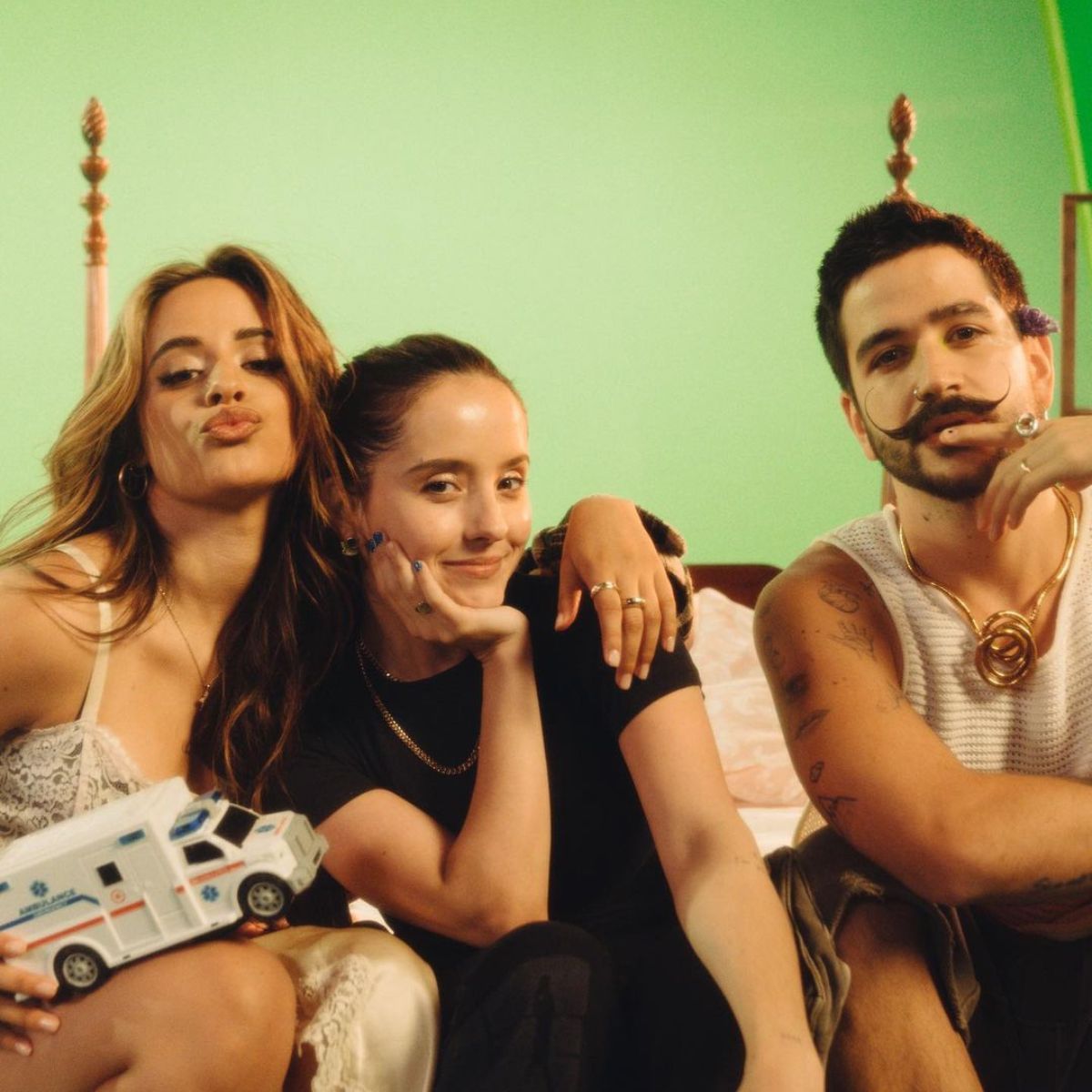 ¡Juntos en una cama! Camilo y Camila Cabello estrenan videoclip de ...