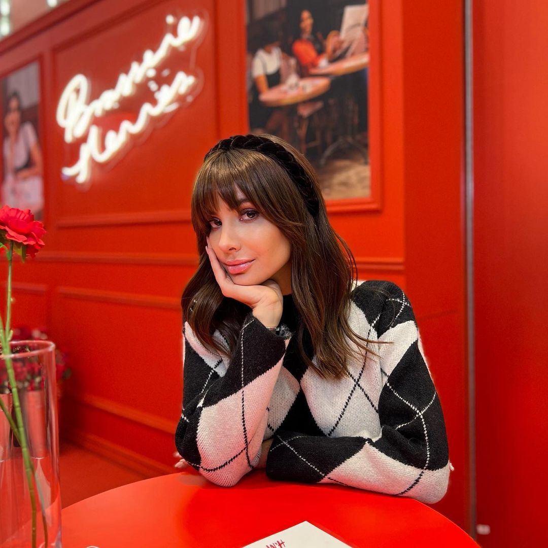 "Emily en París": Aylén Milla cambió de look y se llevo todos los elogios en sus redes