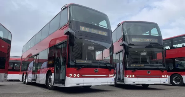 Eléctricos y con capacidad para 100 pasajeros: así son los buses de dos ...