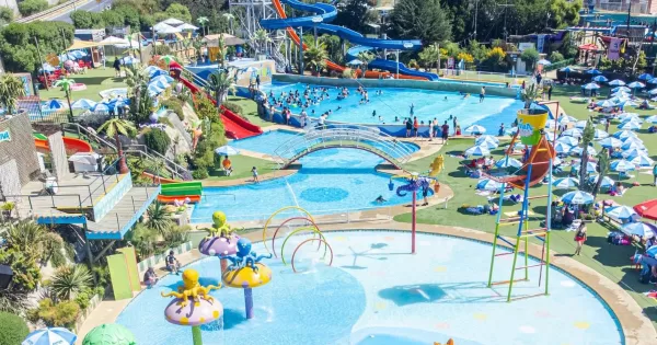 Una isla, playa y varios toboganes: El parque acuático que te hará ...