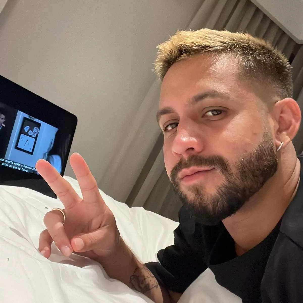 Quién es la pareja actual de Mora, el cantante puertorriqueño que debutará hoy en el Festival de ...