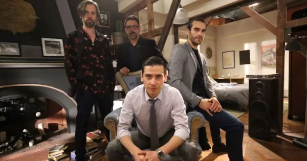 Recordado actor de la época dorada de las teleseries en Chile presenta a su nueva pareja con ...