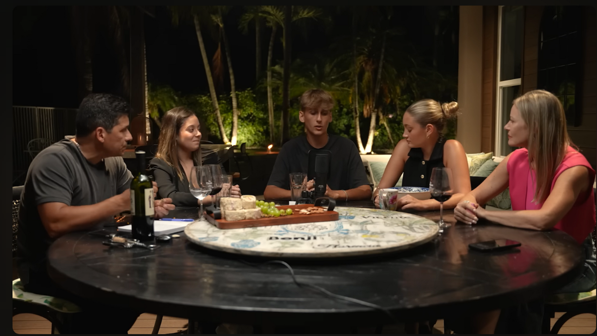 "Ríete una vez más y no es culpa mía si a la salida te rompen la cara ...